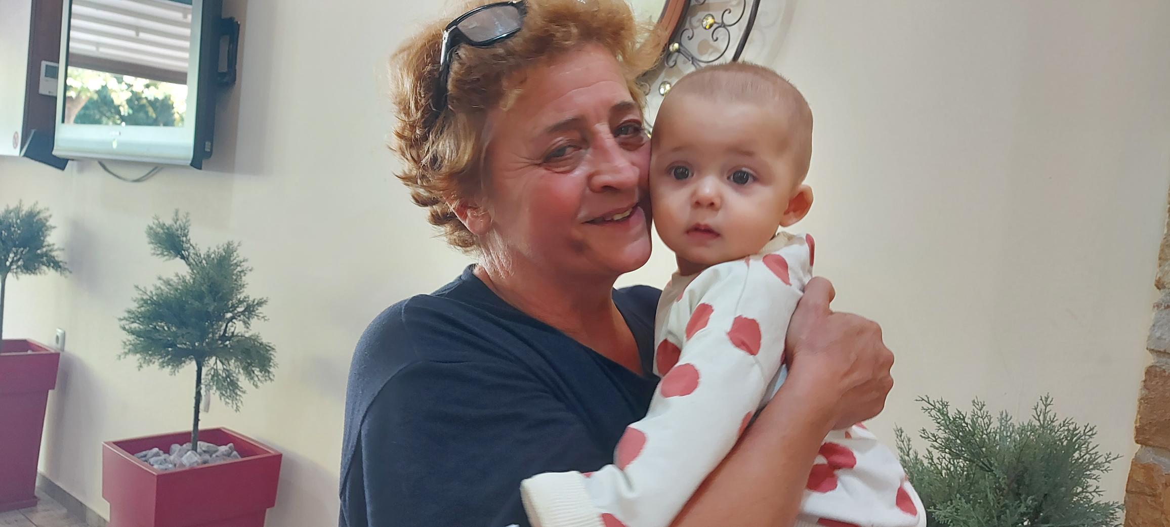 ΔΡΑΜΑ – Η Μαρία και ο Σάκης ψήνουν κοτόπουλα και προσελκύουν τους ...