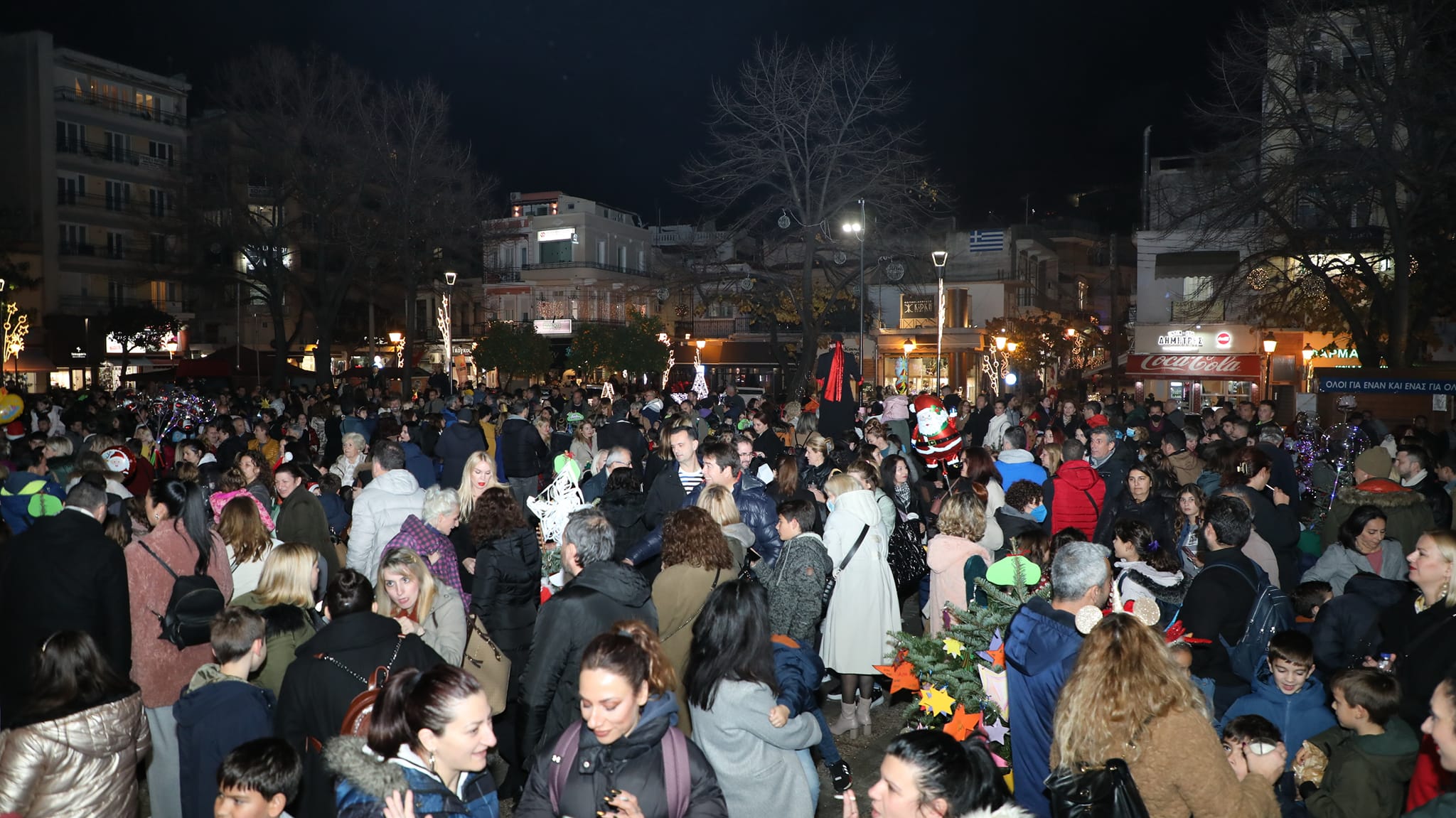 ΚΑΒΑΛΑ – Πλήθος κόσμου στη φωταγώγηση του χριστουγεννιάτικου δέντρου!