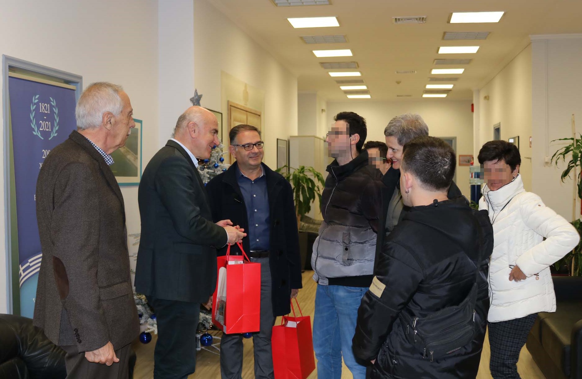 ΧΡΙΣΤΟΥΓΕΝΝΑ – ΠΕΡΙΦΕΡΕΙΑ ΑΜΘ – Μέλη της ΚΝΕ τα “έψαλλαν” στον Μέτιο