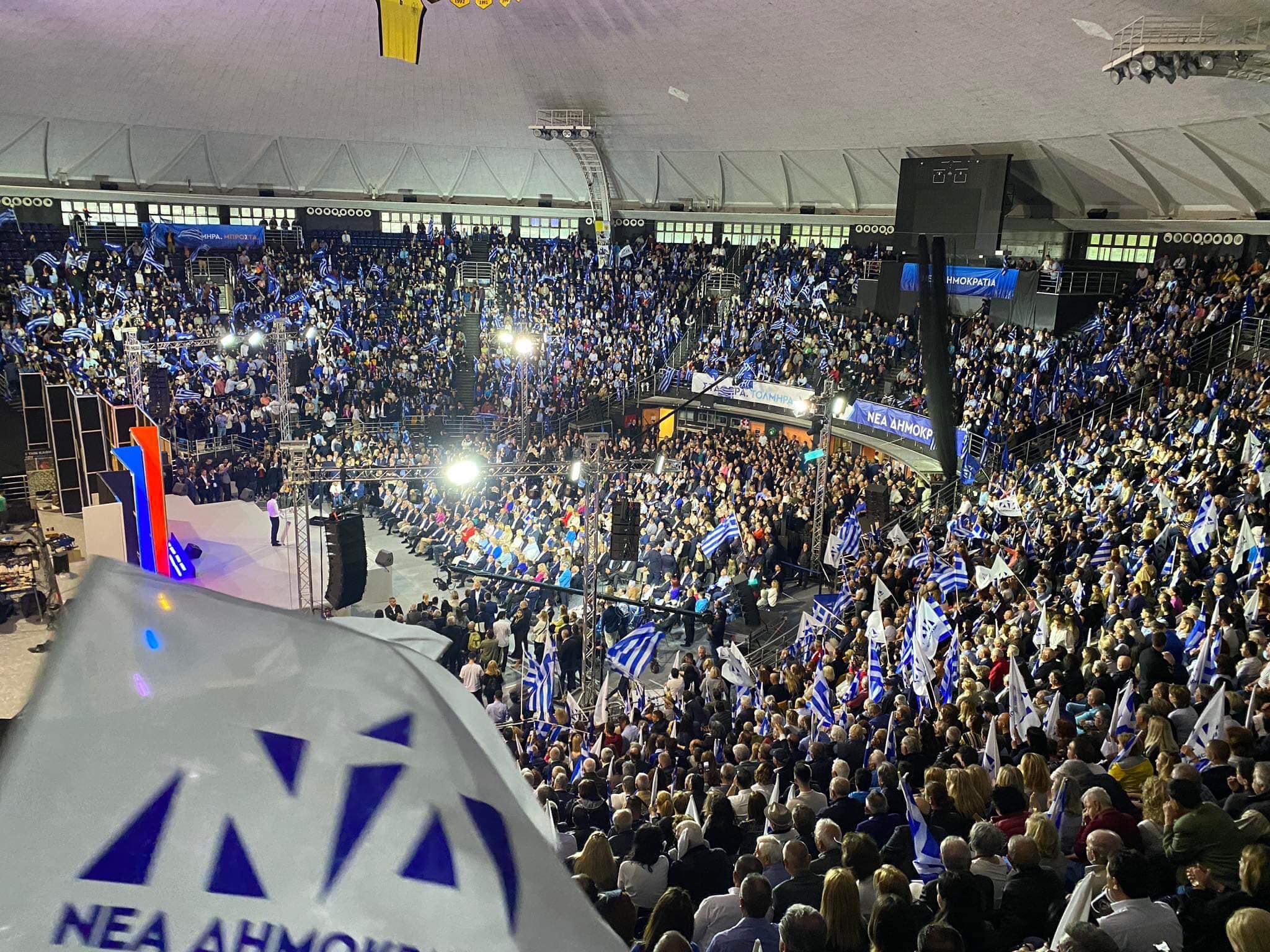 ΘΕΣΣΑΛΟΝΙΚΗ – “Βούλιαξε” το Παλέ ντε Σπορ – Παρών ο ΚΑΡΑΜΑΝΛΗΣ δίπλα ...